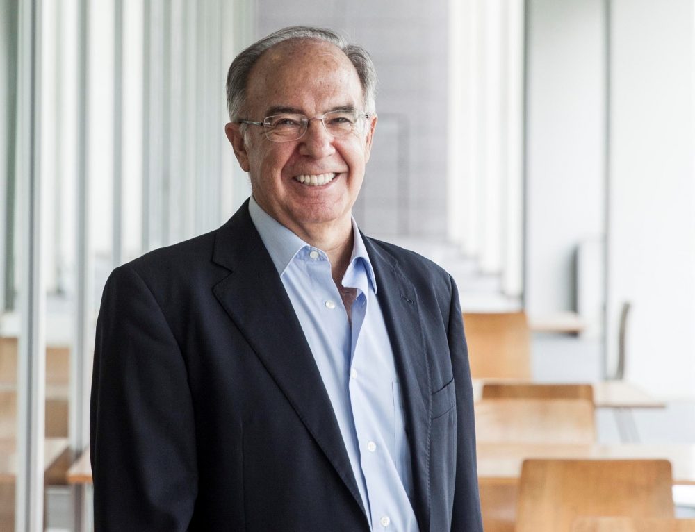 José Carmena: "Con las interfaces cerebro-máquina se podría hablar con Siri solo con el ...